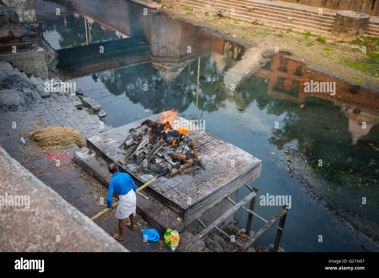 KATHMANDU, NEPAL-APRIL 25: Cremation in Pashupatinath 25, 2016 in ...