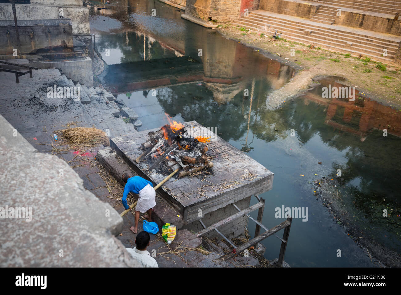 Human cremation ceremony in pashupatinath hi-res stock photography and ...