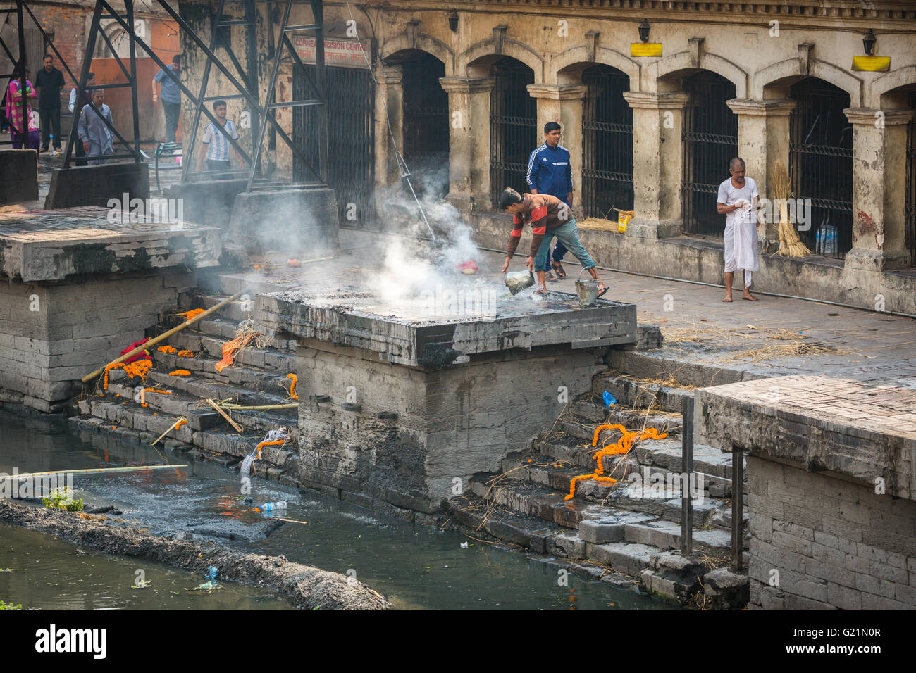 Human cremation ceremony in pashupatinath hi-res stock photography and ...