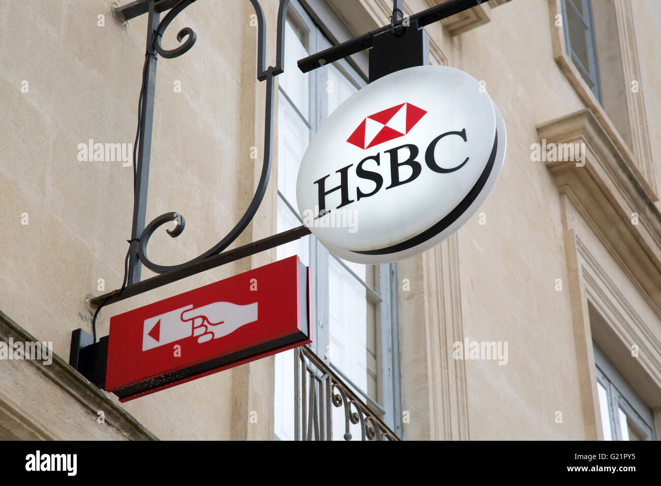 Hsbc and bank branch hi-res stock photography and images - Alamy
