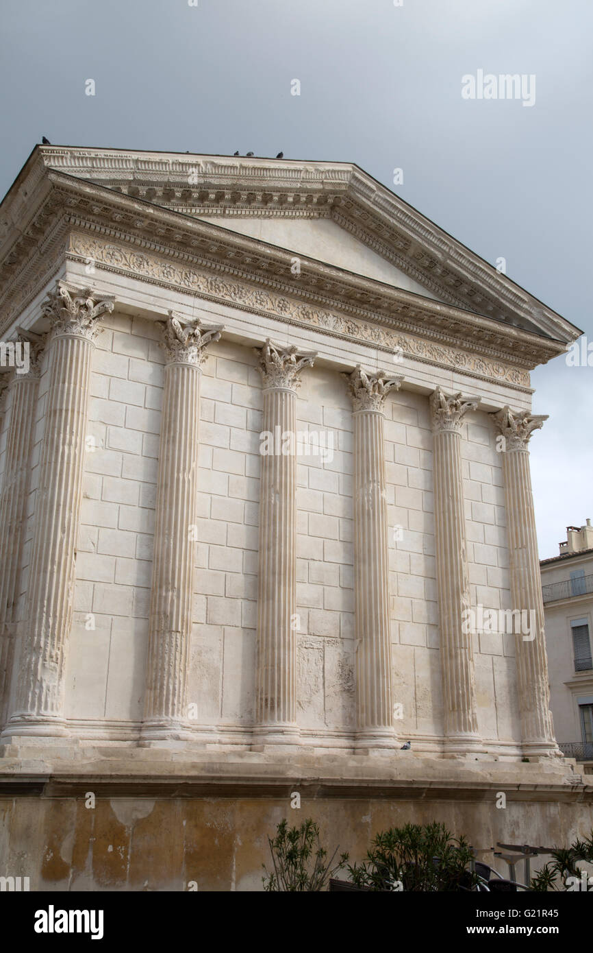 Maison carree roman temple hi-res stock photography and images - Alamy