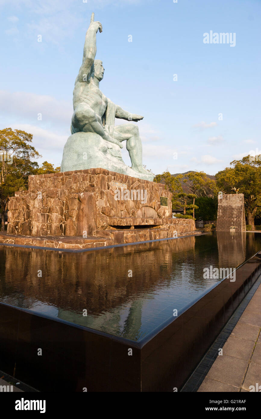Monument surrounded by reflection pool, Nagasaki peace park Stock Photo ...