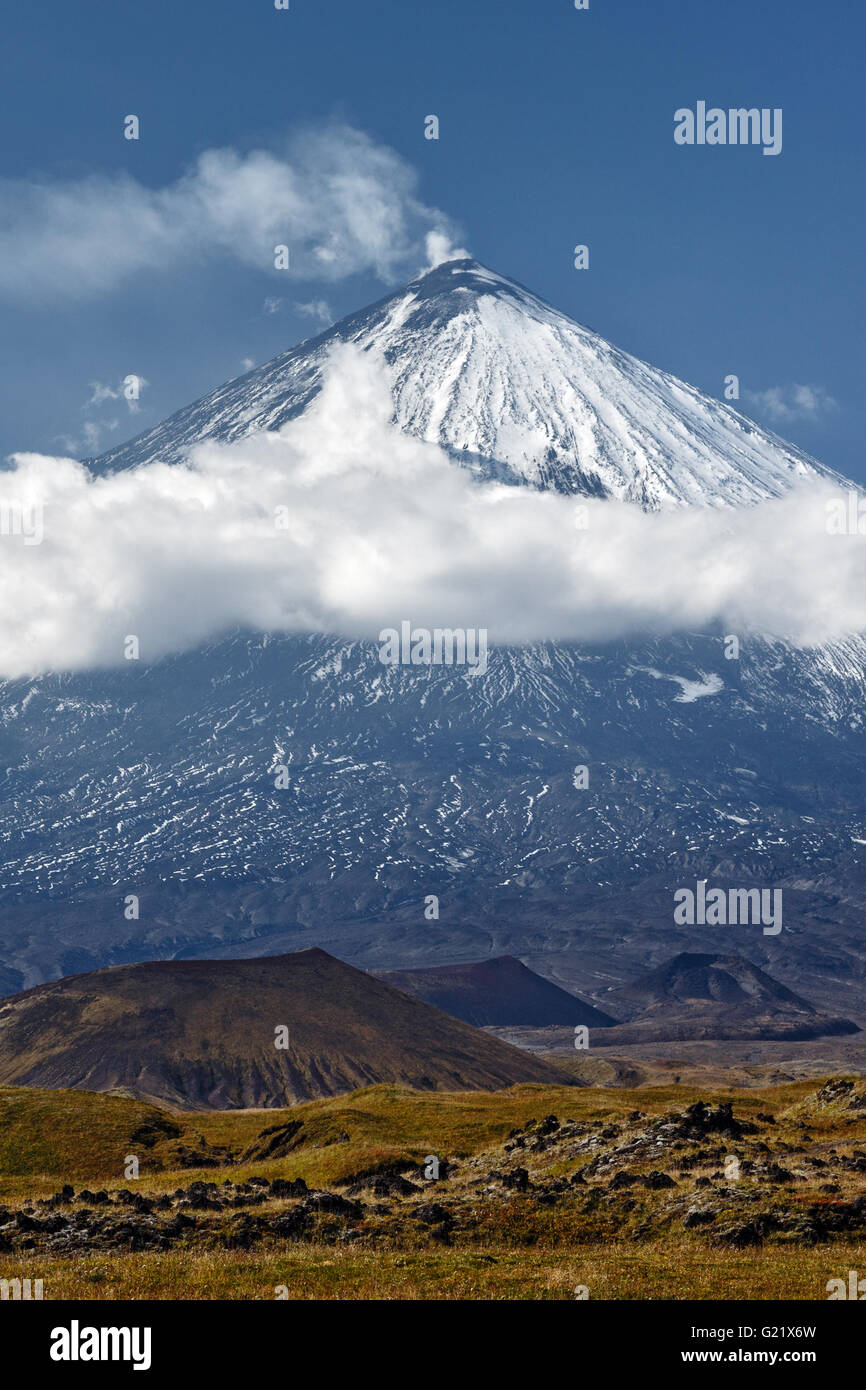 Lava snow on klyuchevskaya volcano hi-res stock photography and images ...