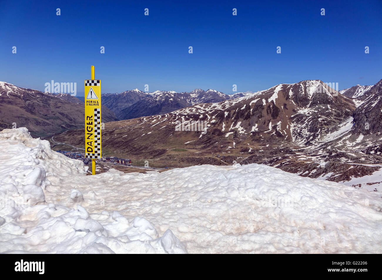 Cliff rock fall warning sign hi-res stock photography and images - Alamy