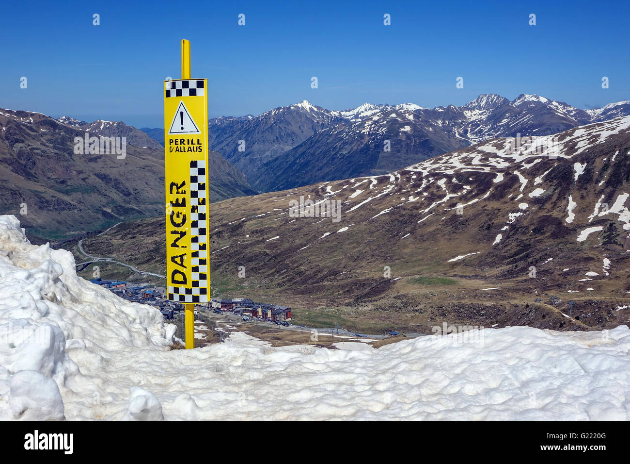 Yellow danger sign hi-res stock photography and images - Alamy