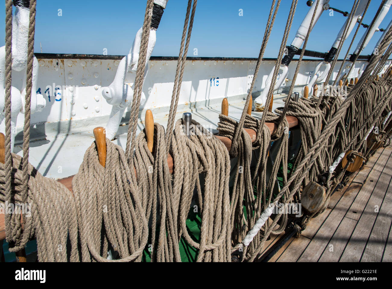Close up masts rigging hi-res stock photography and images - Alamy