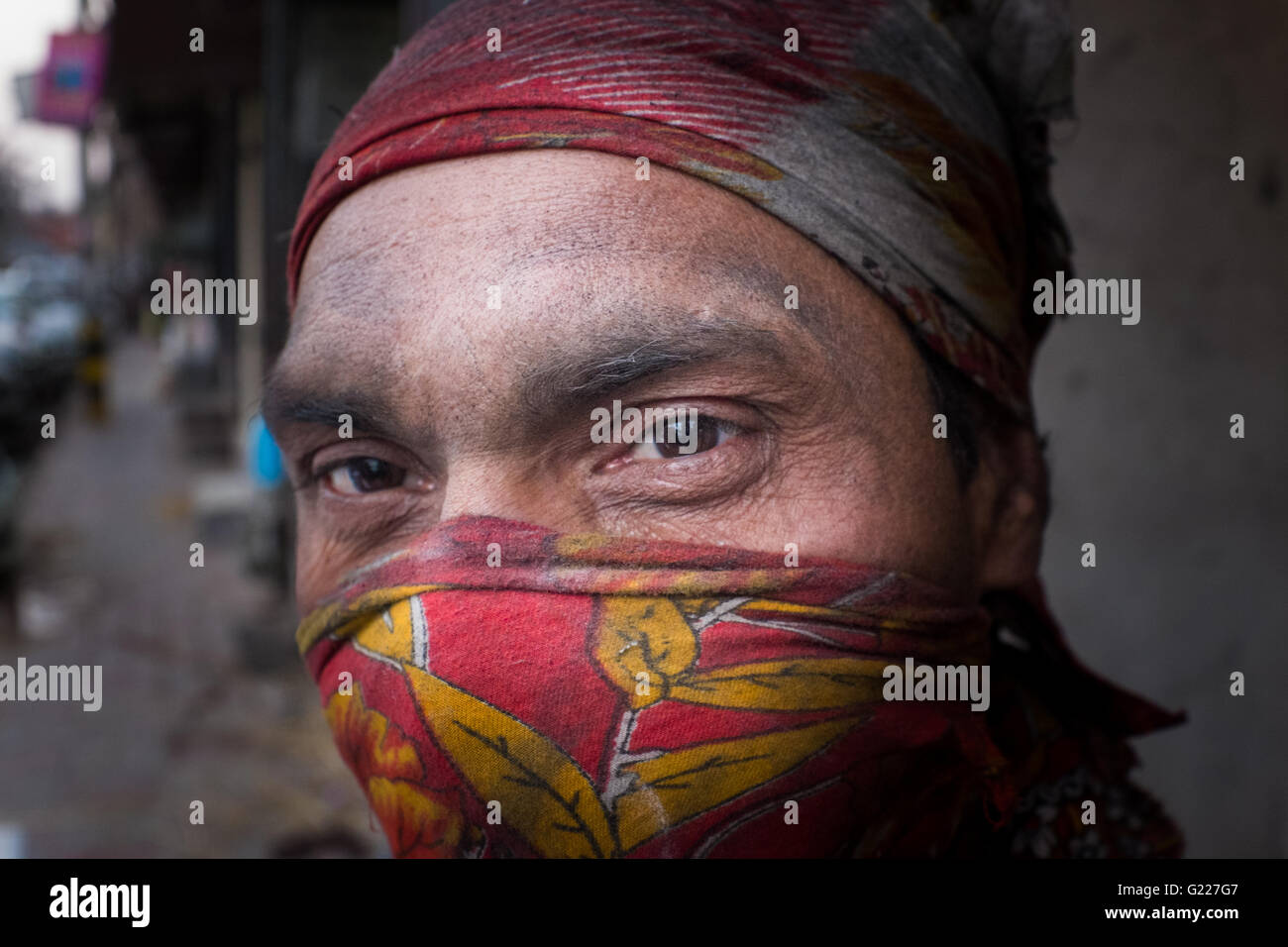 Man wearing scarf across mouth with a dirty face, Delhi, India Stock ...