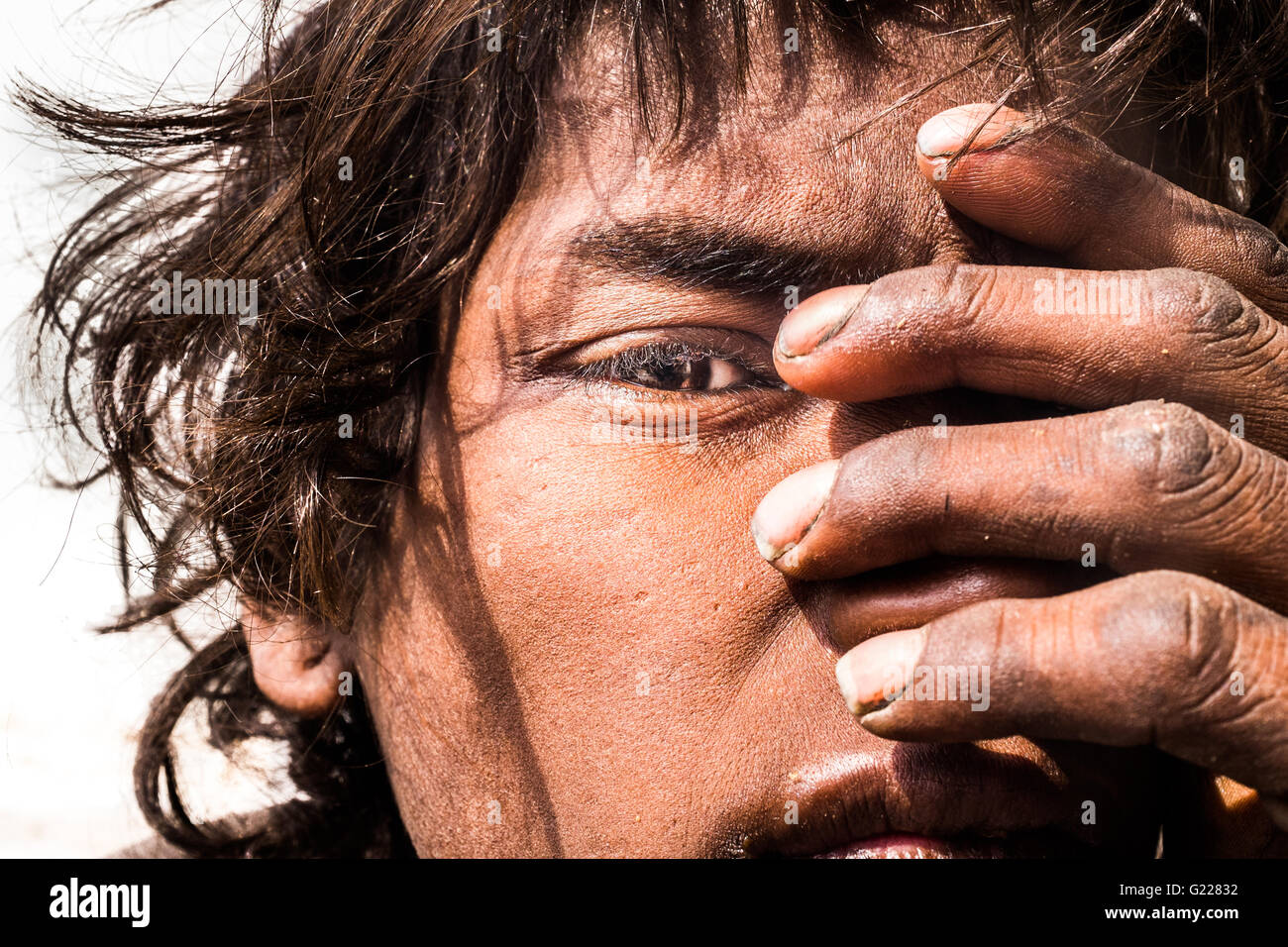 Young homeless boy in Delhi, India Stock Photo - Alamy