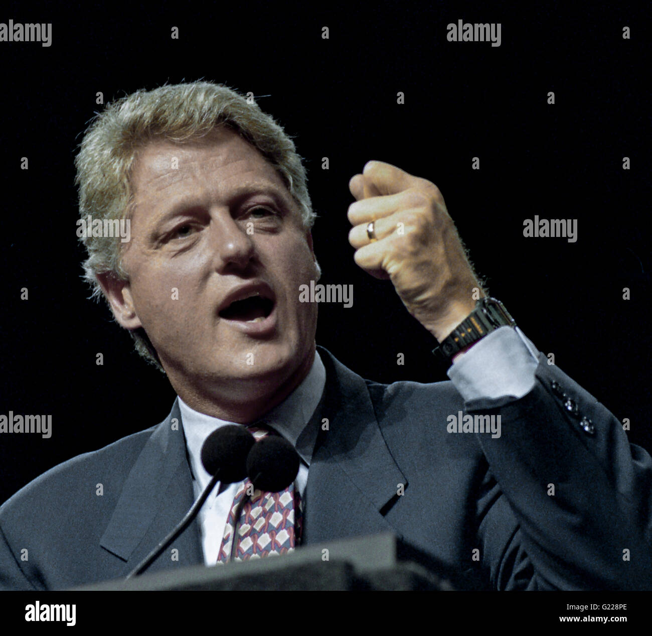 Democratic candidate Governor William Clinton delivers his campaign ...