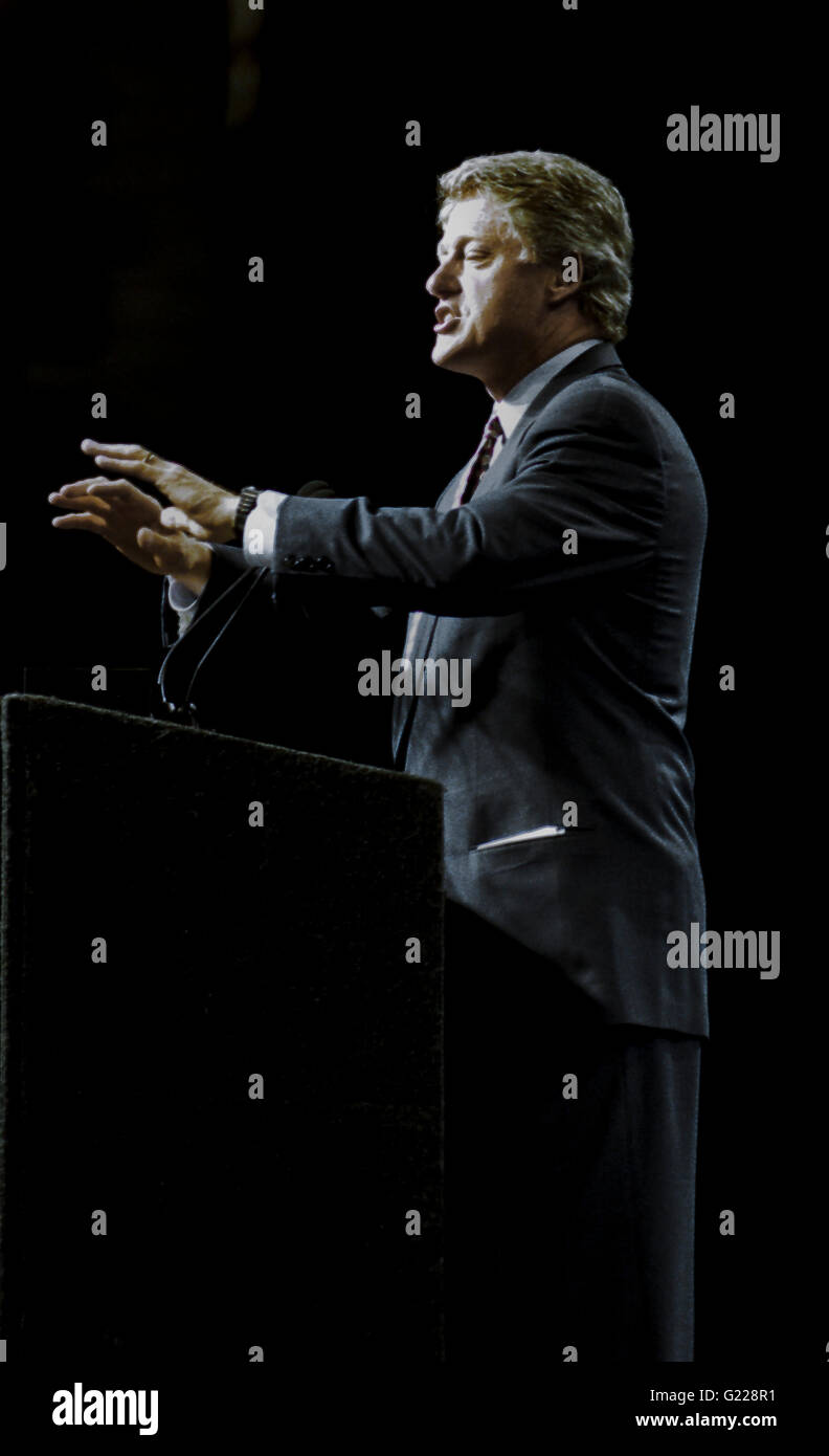 Democratic candidate Governor William Clinton delivers his campaign ...