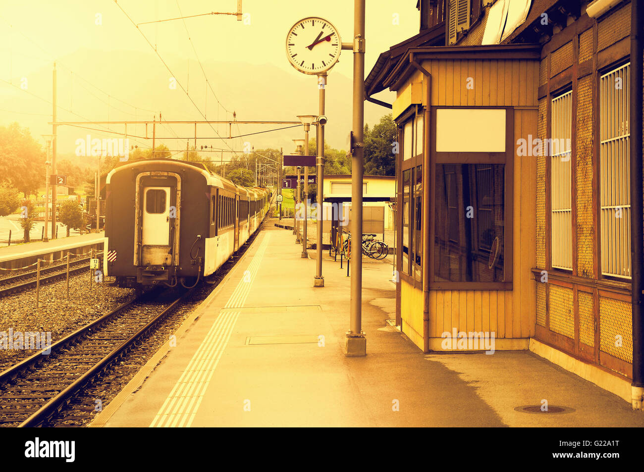 Train station platform retro hi-res stock photography and images - Alamy