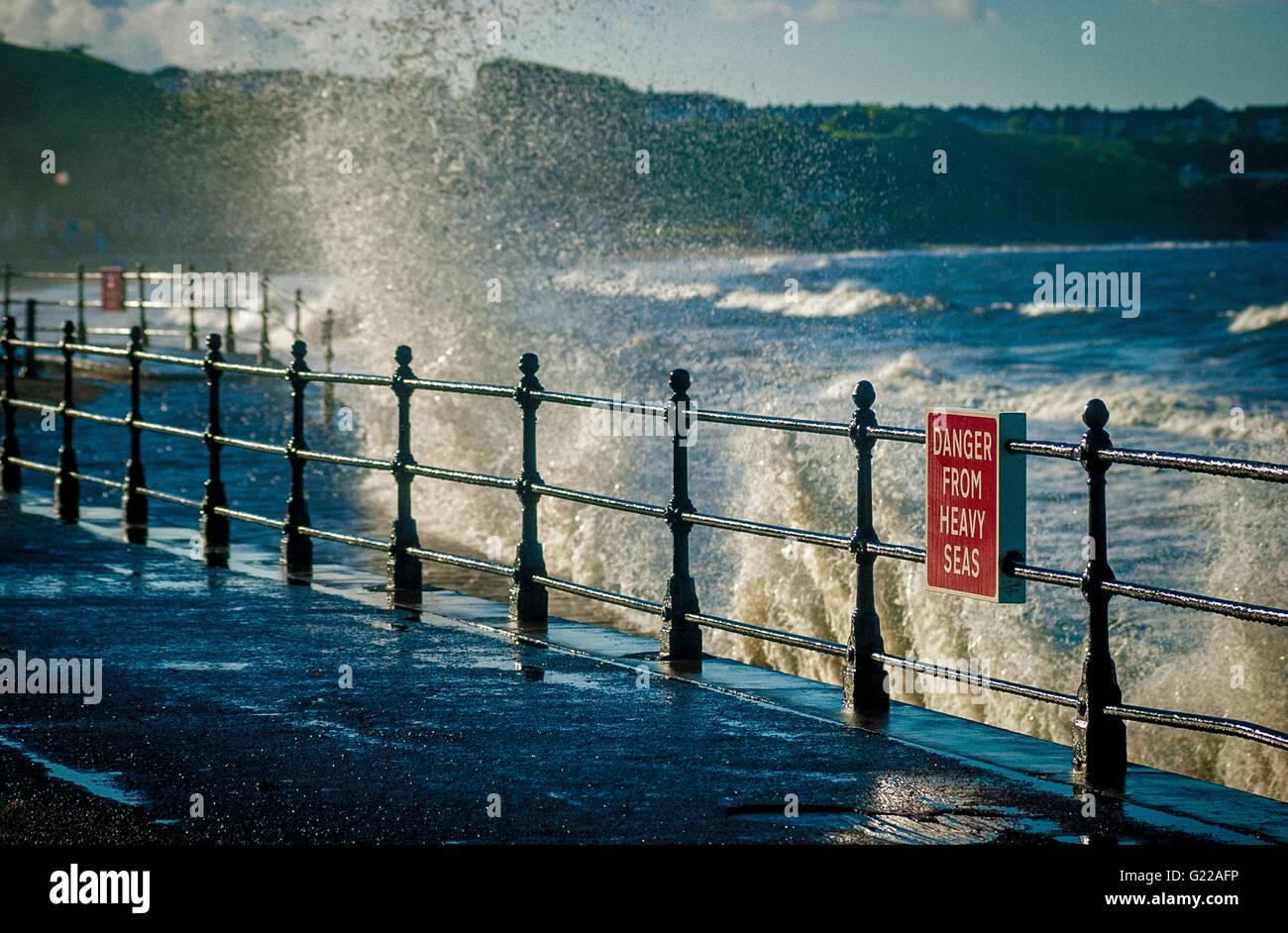 Rough sea scarborough hi-res stock photography and images - Alamy