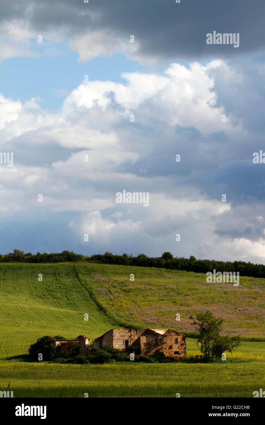 Ruined farms hi-res stock photography and images - Alamy