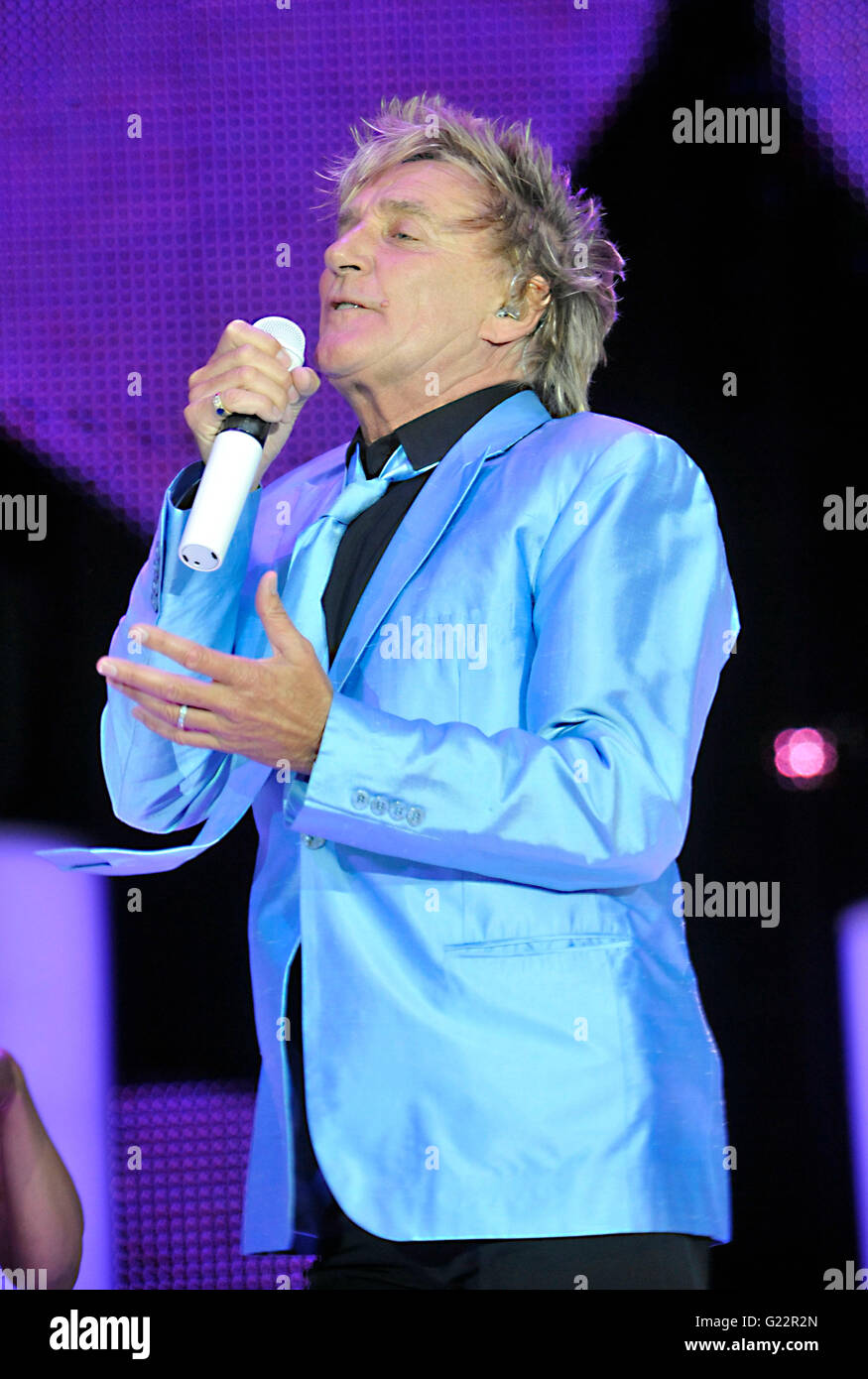 Rod stewart in concert hi-res stock photography and images - Alamy
