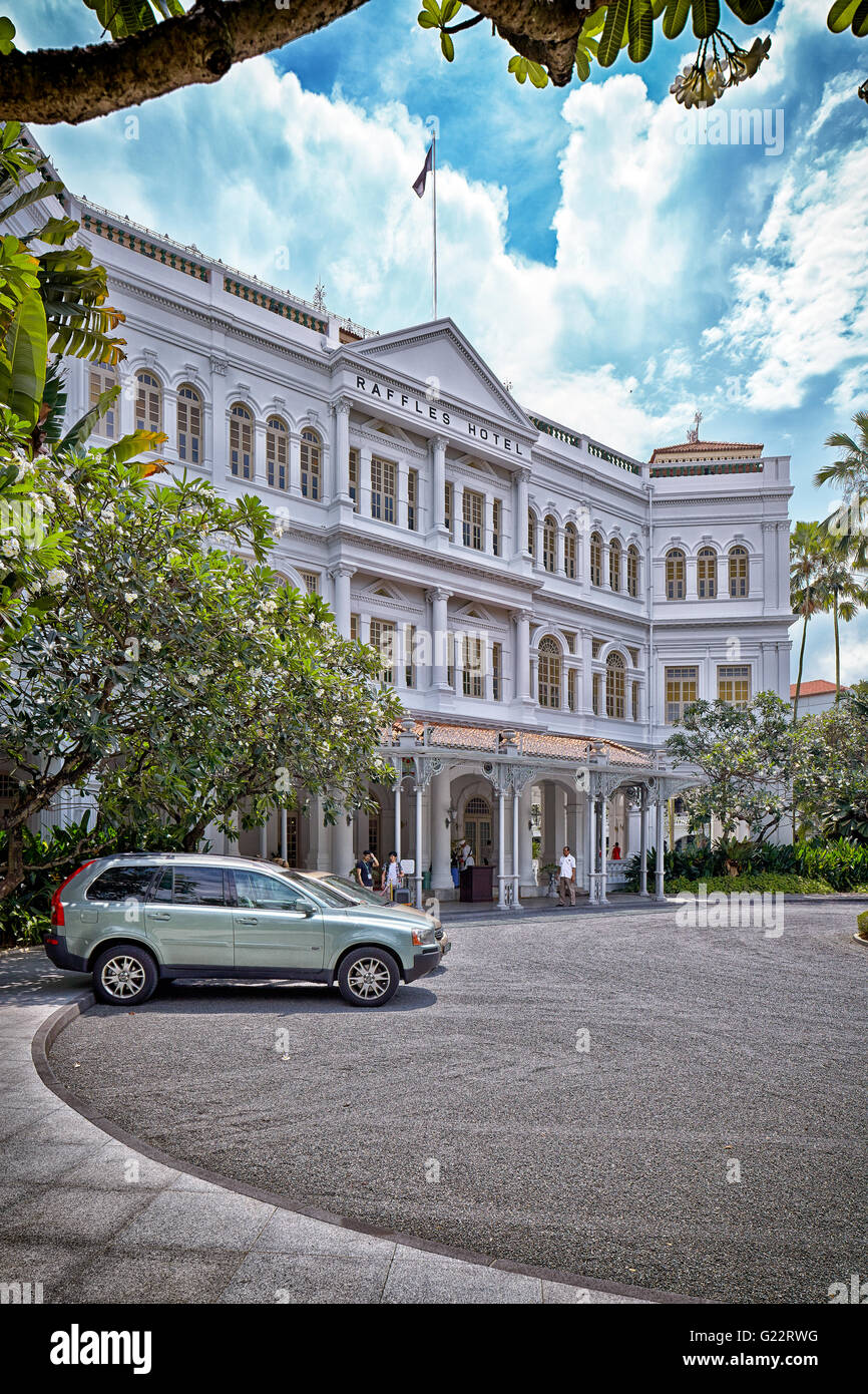 The drive way and main entrance to the Raffles Hotel in Singapore on ...