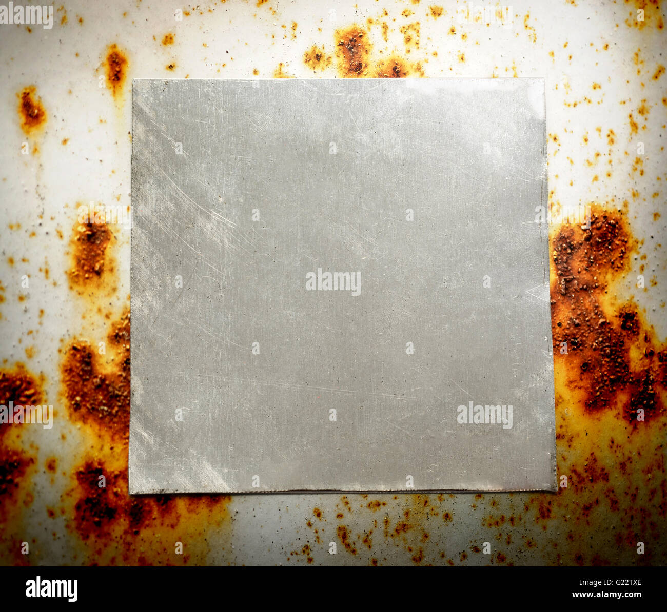 Blank square metal plate on rusty background Stock Photo - Alamy