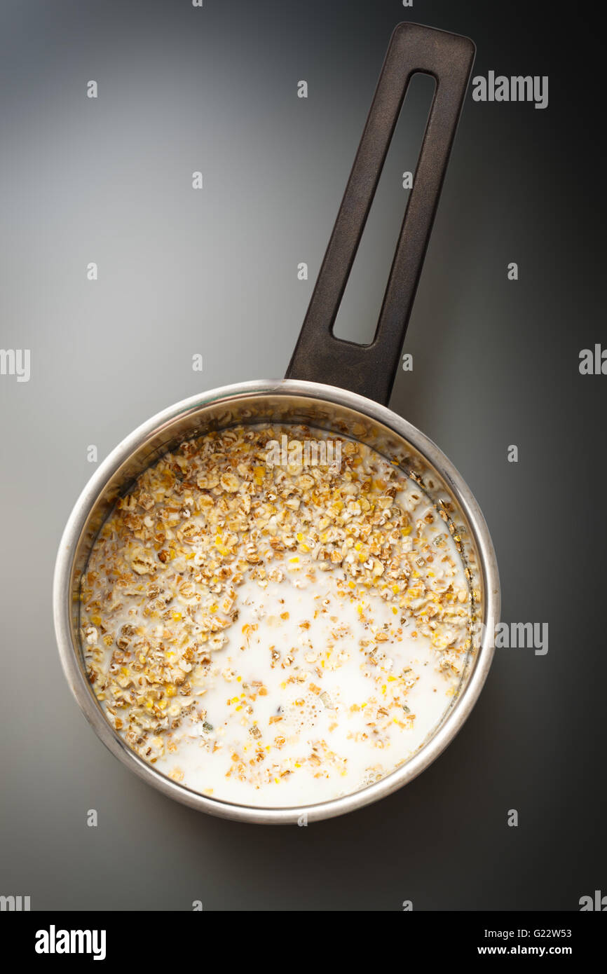 Porridge pot hi-res stock photography and images - Alamy