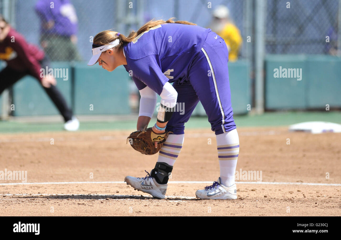 Washington's Taren Alvelo (14) throws a pitch during the final game of ...