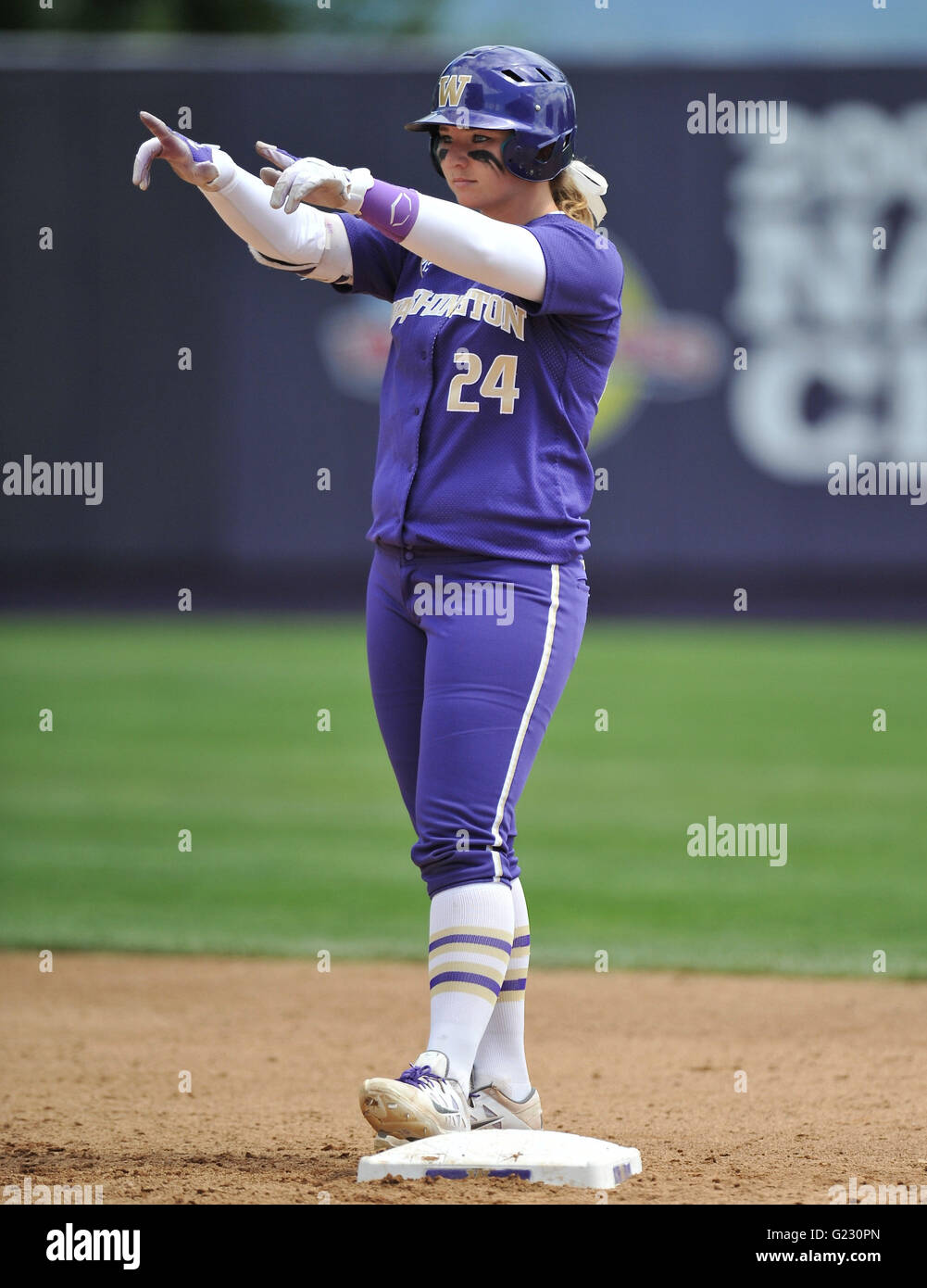 Washington's Casey Stangel (24) acknowledges the UW bench from 2nd base ...