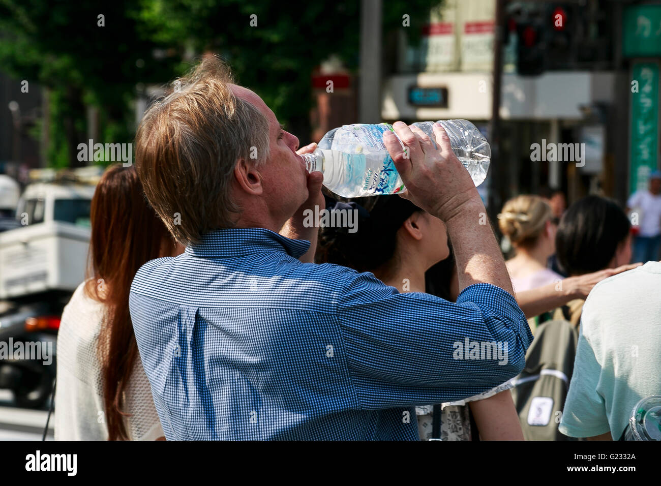 A man drinks water on the hottest day so far of 2016 in downtown Tokyo ...