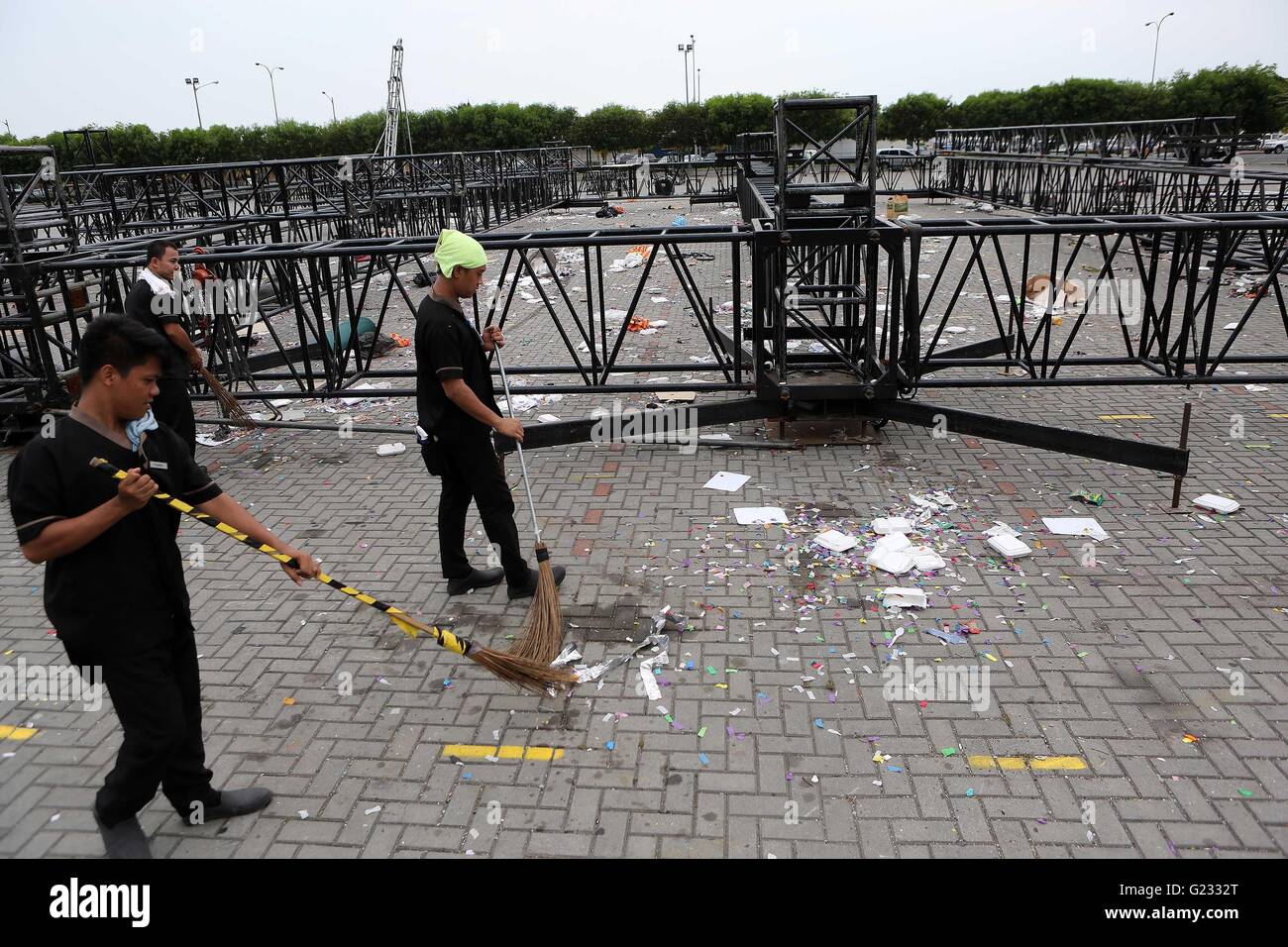 Pasay City, Philippines. 23rd May, 2016. Workers clean up the trash ...