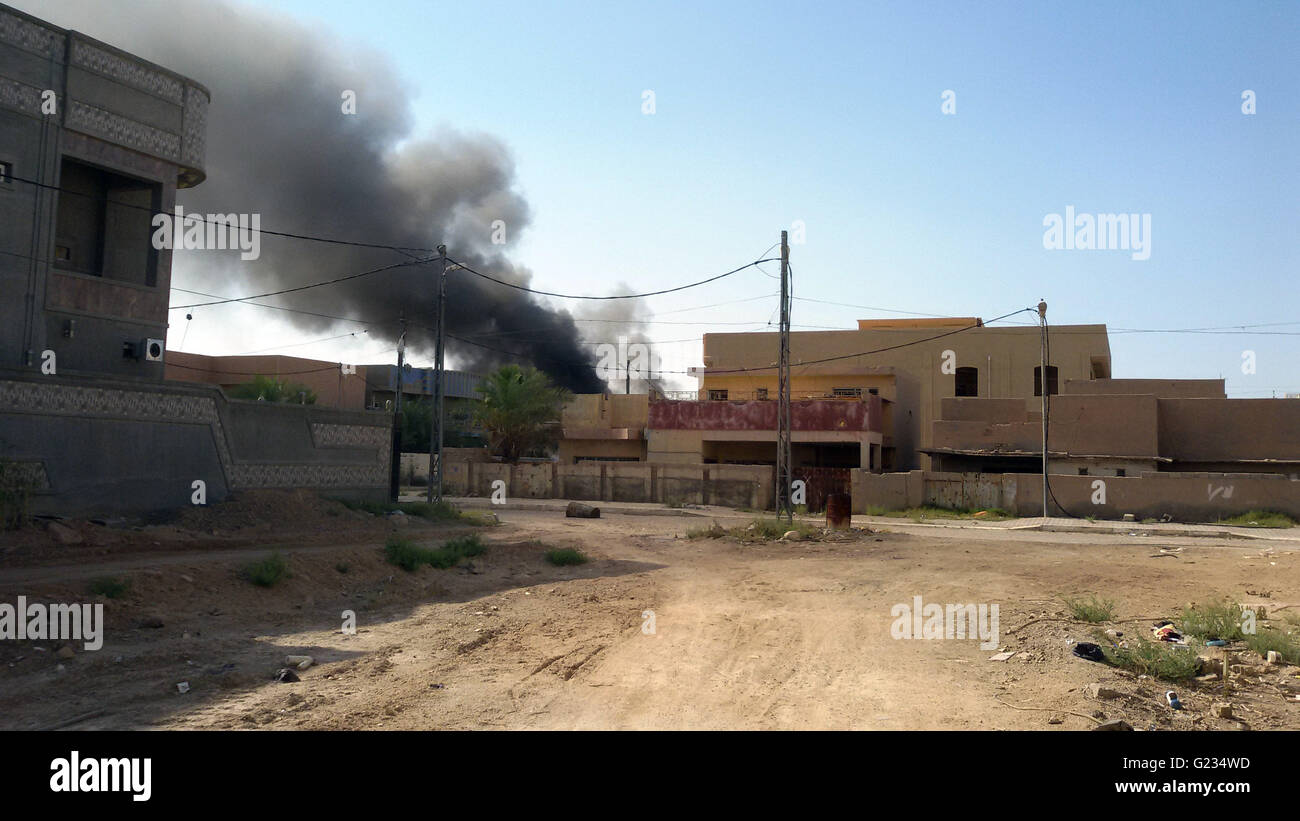 Fallujah, Iraq. 22nd May, 2016. Heavy smoke rises after an airstrike by ...