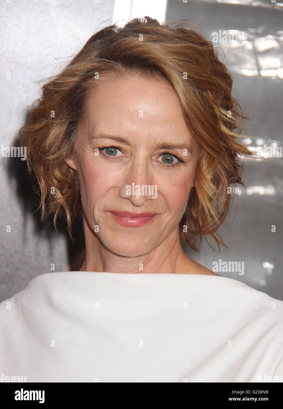 Janet Mcteer's Instagram, Twitter & Facebook on IDCrawl