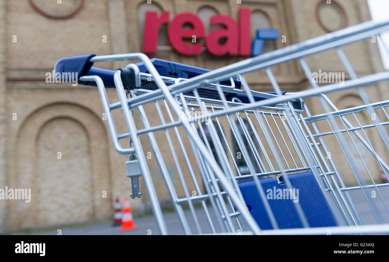 Bielefeld, Germany. 24th May, 2016. A shopping trolley seen in front of ...