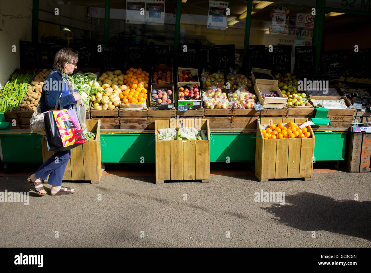 Customer walking hi-res stock photography and images - Alamy