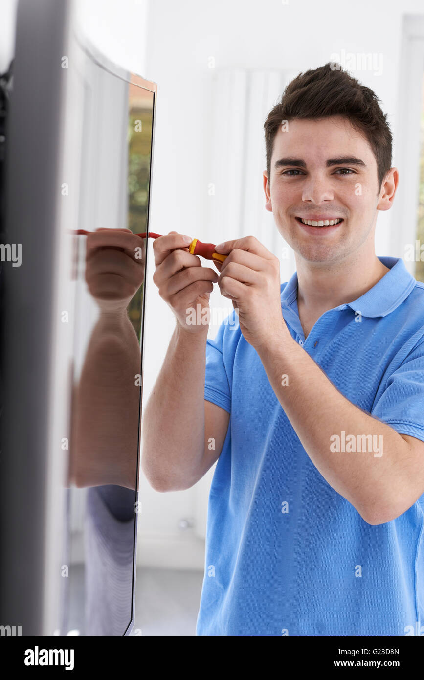 Installing screen hi-res stock photography and images - Alamy