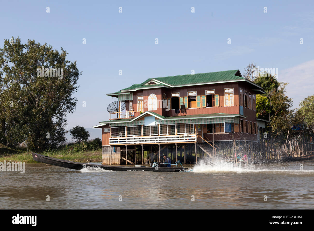 Light and on top of their stilts, the Inle Lake houses surprise ...