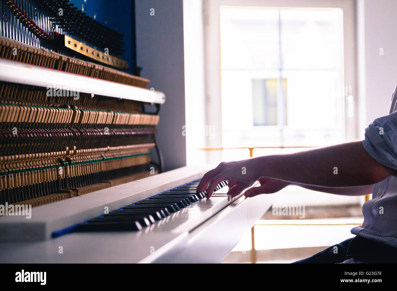 Gold grand piano hi-res stock photography and images - Alamy