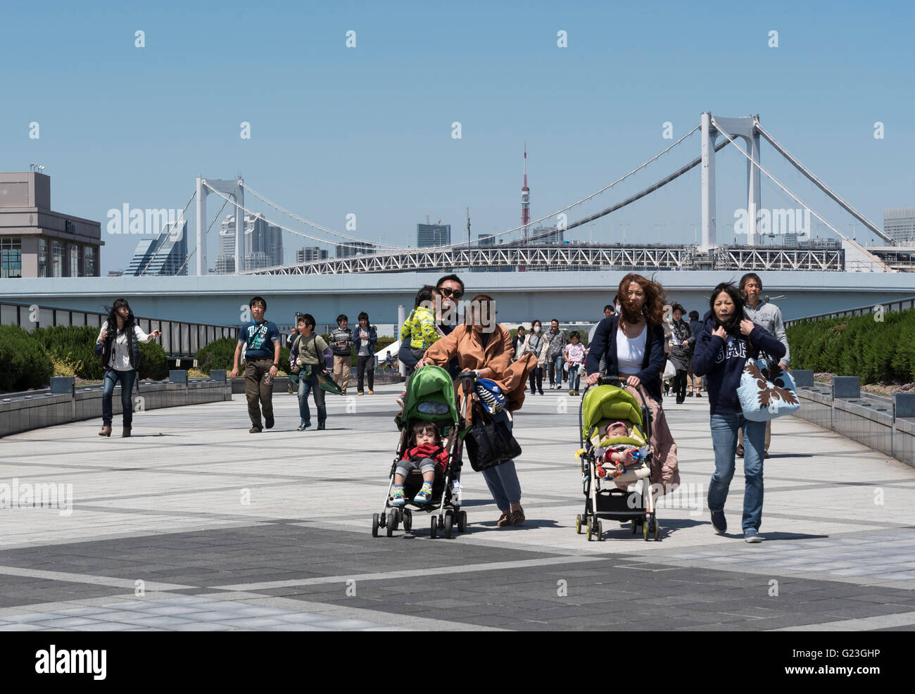 Odaiba Promenade with Rainbow Bridge in background, Daiba, Tokyo, Japan ...