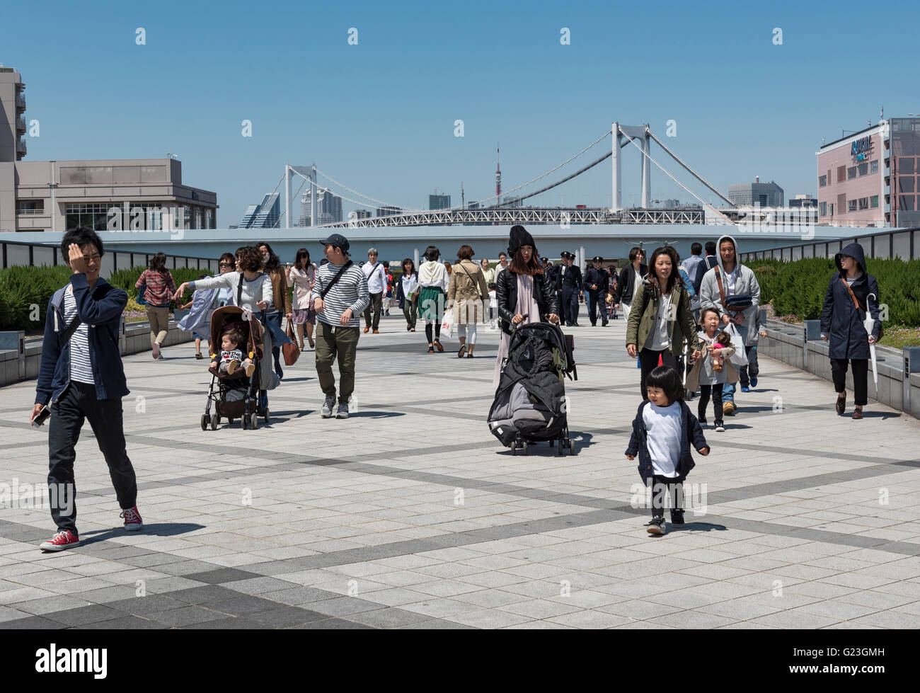 Odaiba Promenade with Rainbow Bridge in background, Daiba, Tokyo, Japan ...