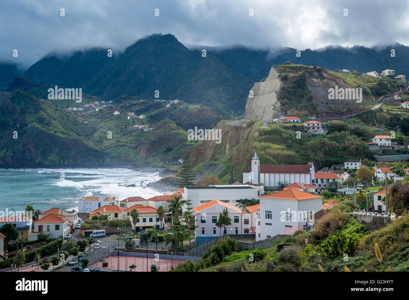 Porto da Cruz town surrounded by volcanic rocks and mountains, Madeira ...