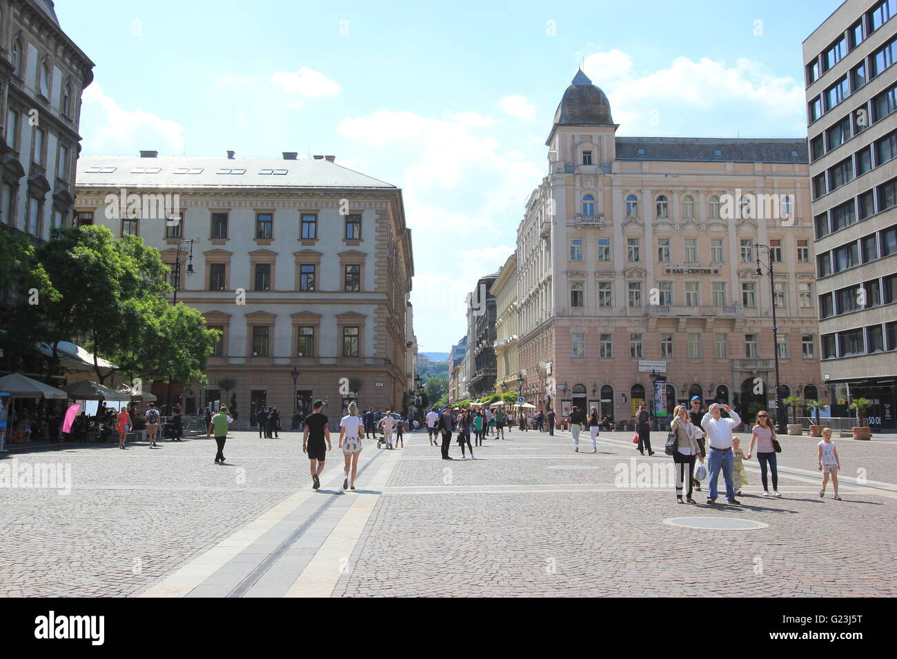 The main square outside, Saint Stephen's basilica, Budapest, Hungary ...