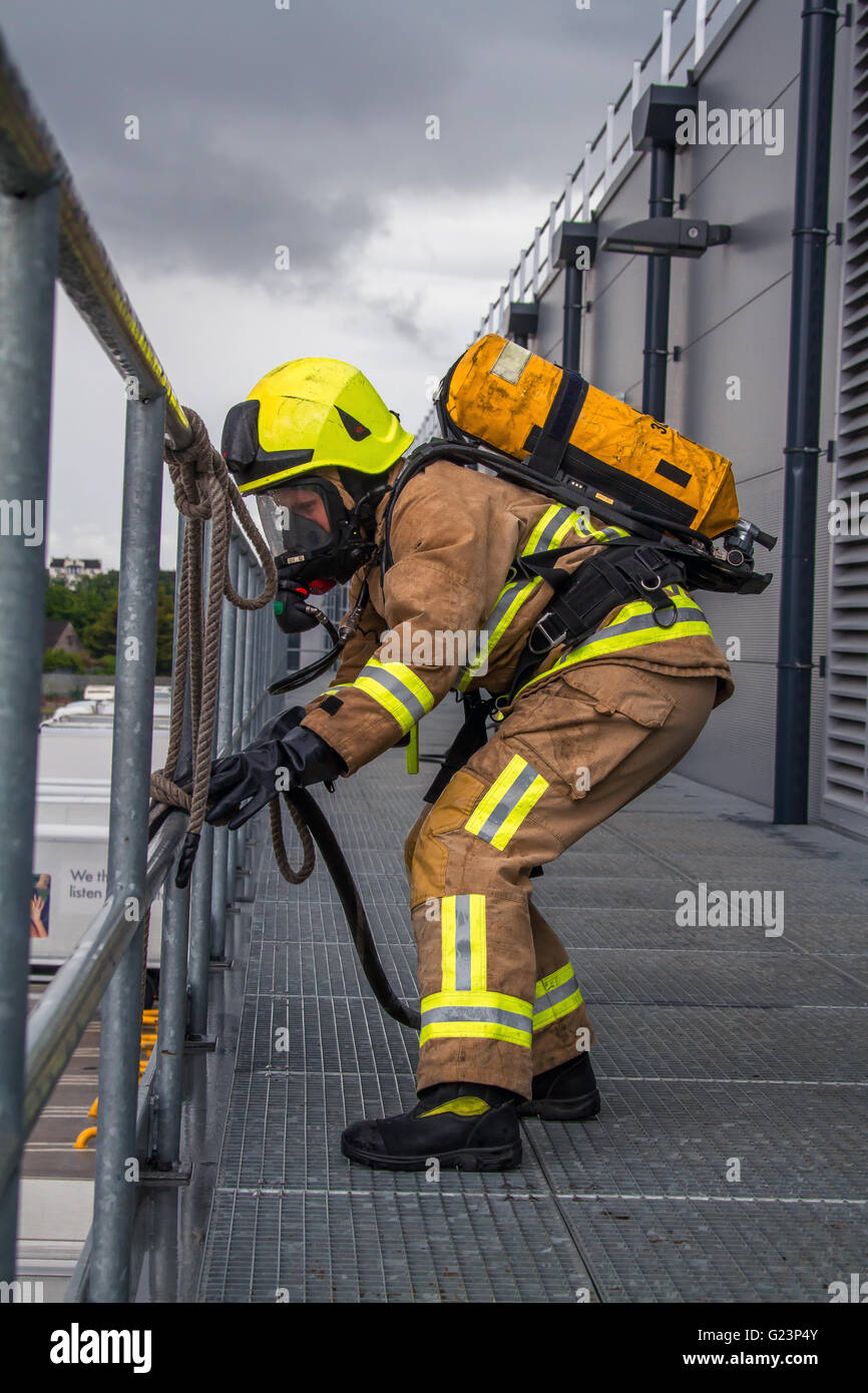Female firefighter wearing breathing apparatus hi-res stock photography ...