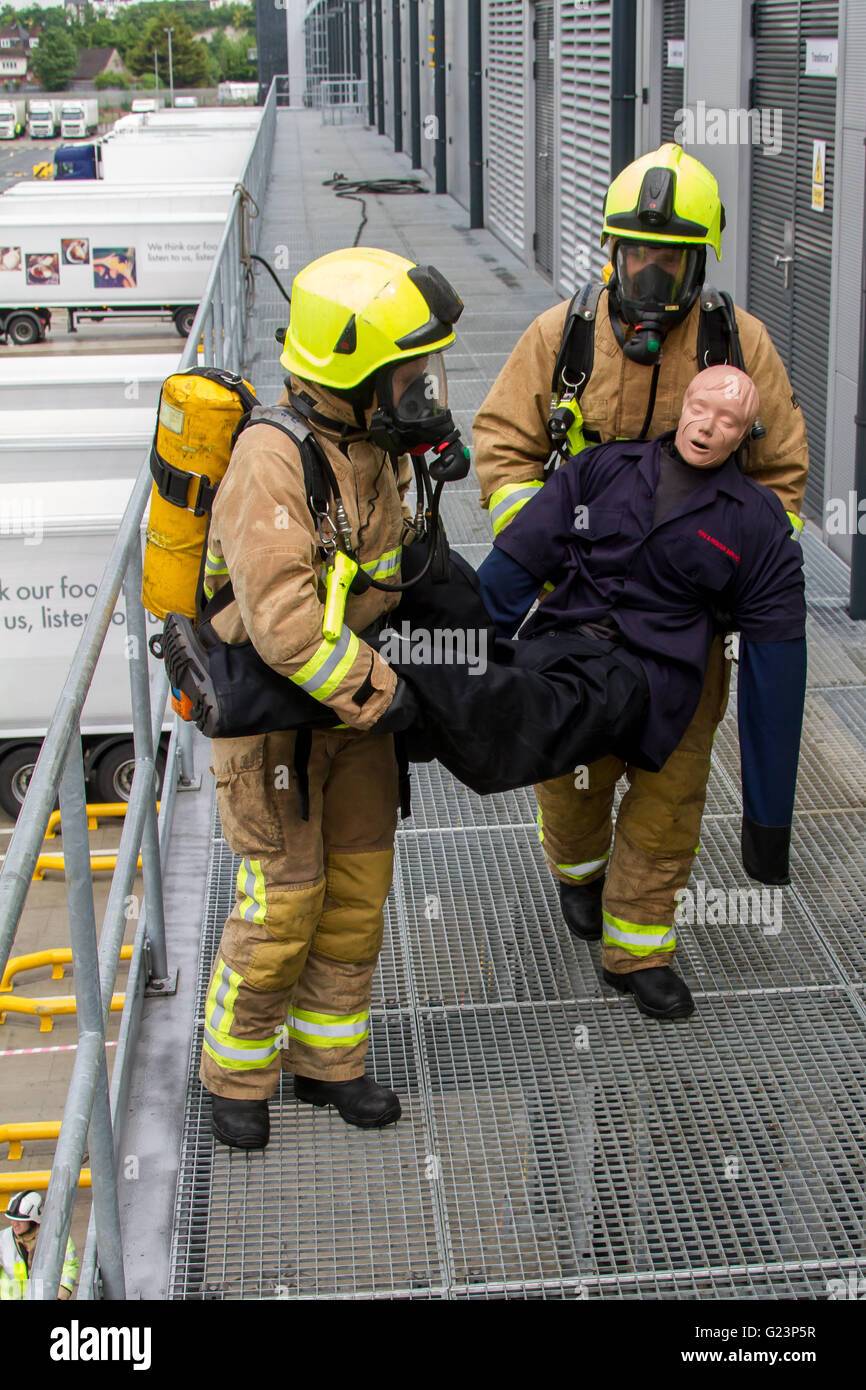 Firefighters hose wearing breathing apparatus hi-res stock photography ...
