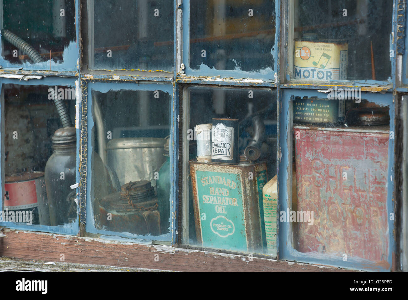 Garage window hi-res stock photography and images - Alamy