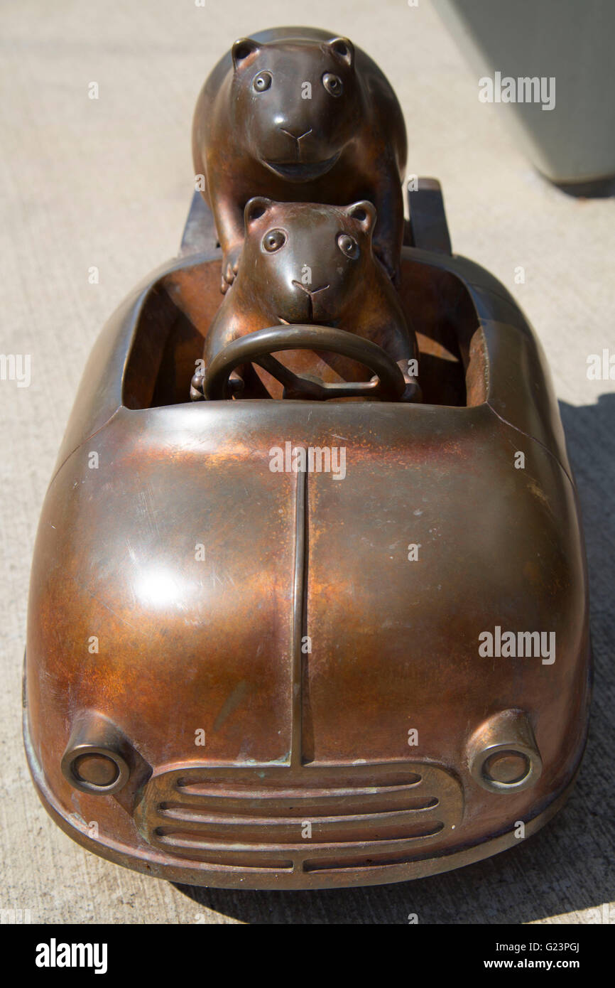 Wild Life bronze sculpture (Farmers and Bankers), Connell, Washington ...