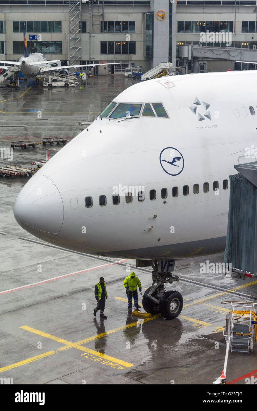 Airport ground staff prepare a Lufthansa 747 at Frankfurt Airport ...