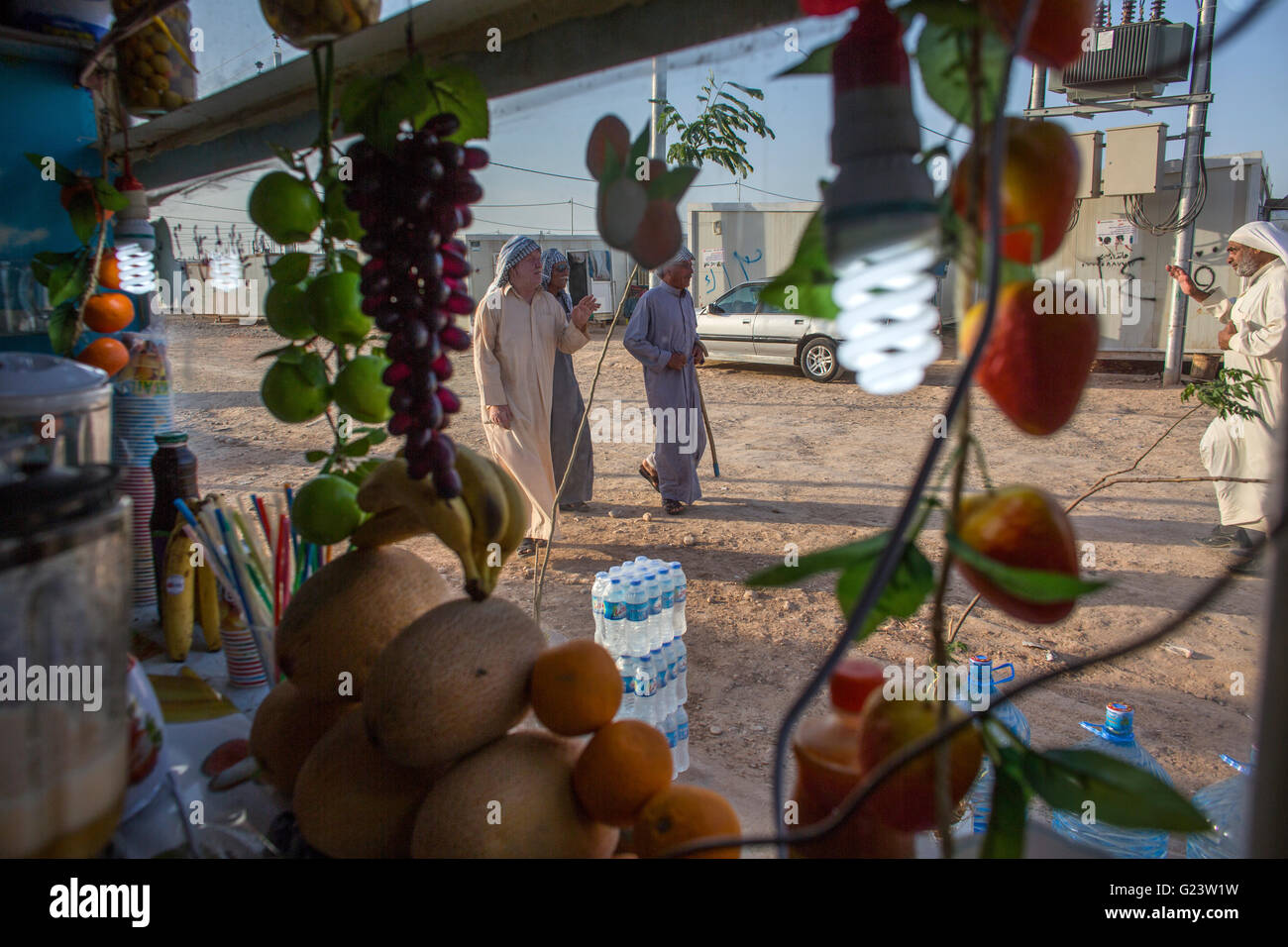 Refugees iraq walking hi-res stock photography and images - Alamy