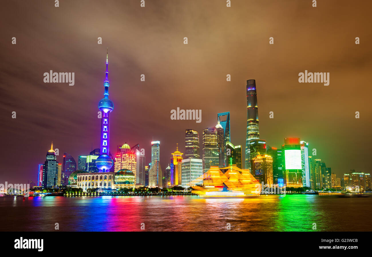 Shanghai skyline night waterfront hi-res stock photography and images ...