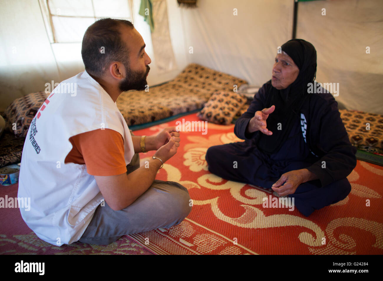 MSF staff consulting patients in Iraqi refugee camp Stock Photo - Alamy