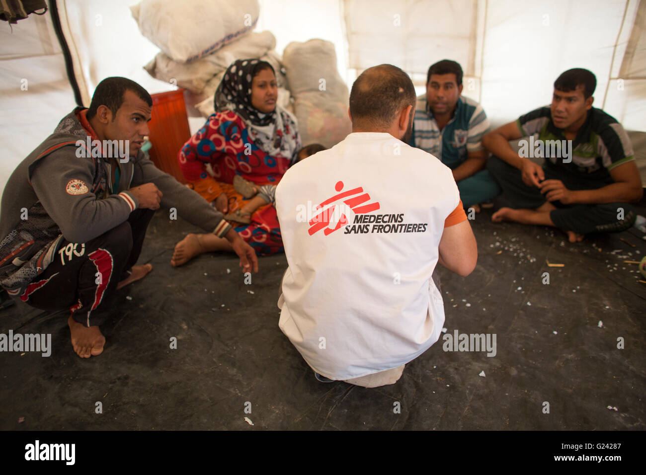 MSF staff consulting patients in Iraqi refugee camp Stock Photo - Alamy