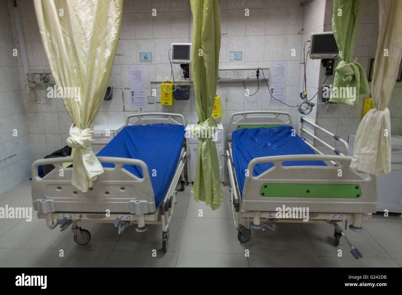 Hospital beds intensive care unit hi-res stock photography and images ...