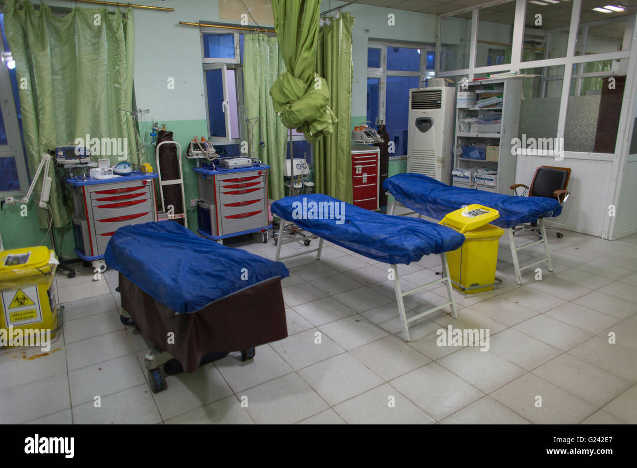 Empty room intensive care unit hi-res stock photography and images - Alamy