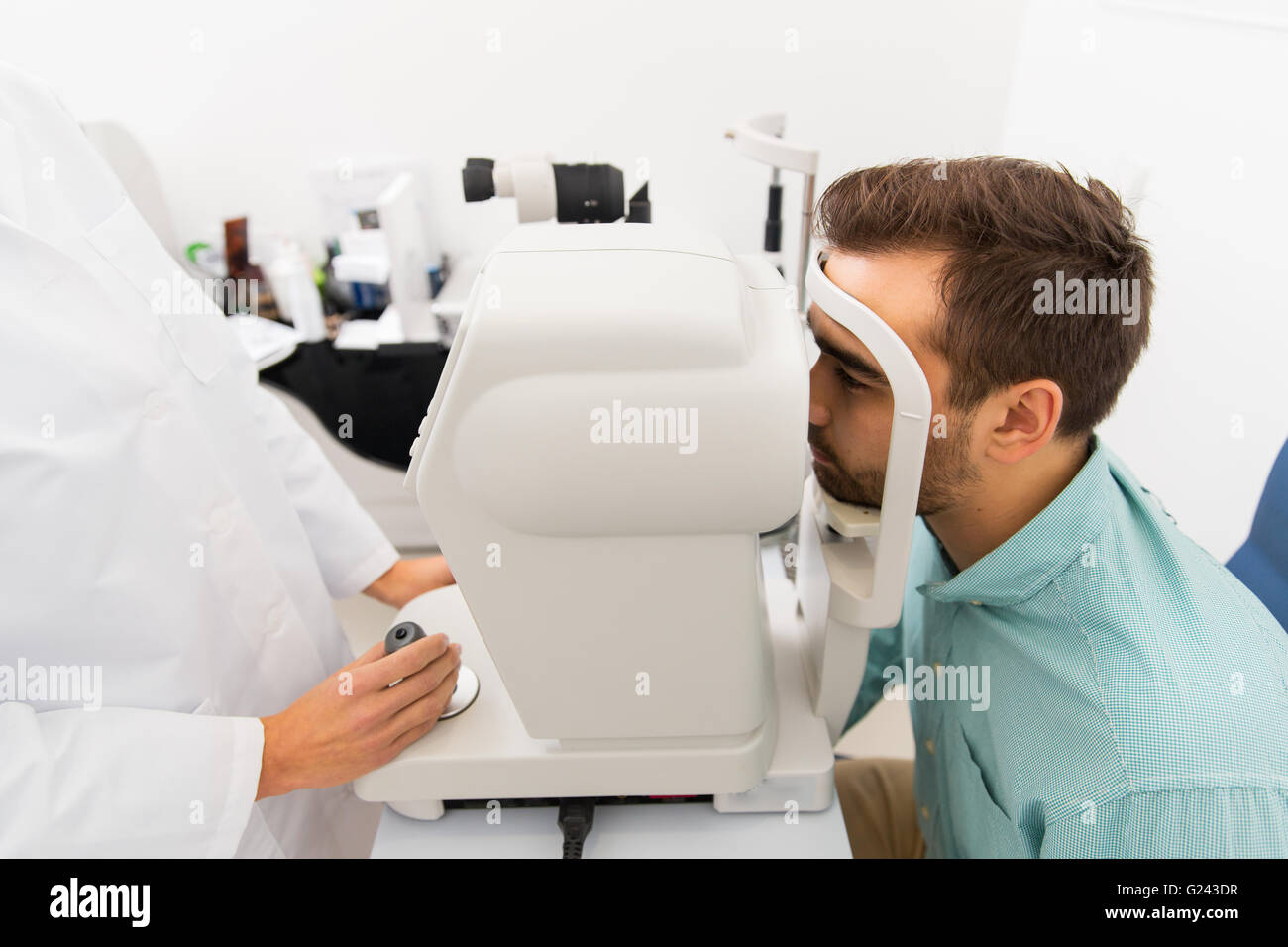 optician with autorefractor and patient at clinic Stock Photo - Alamy