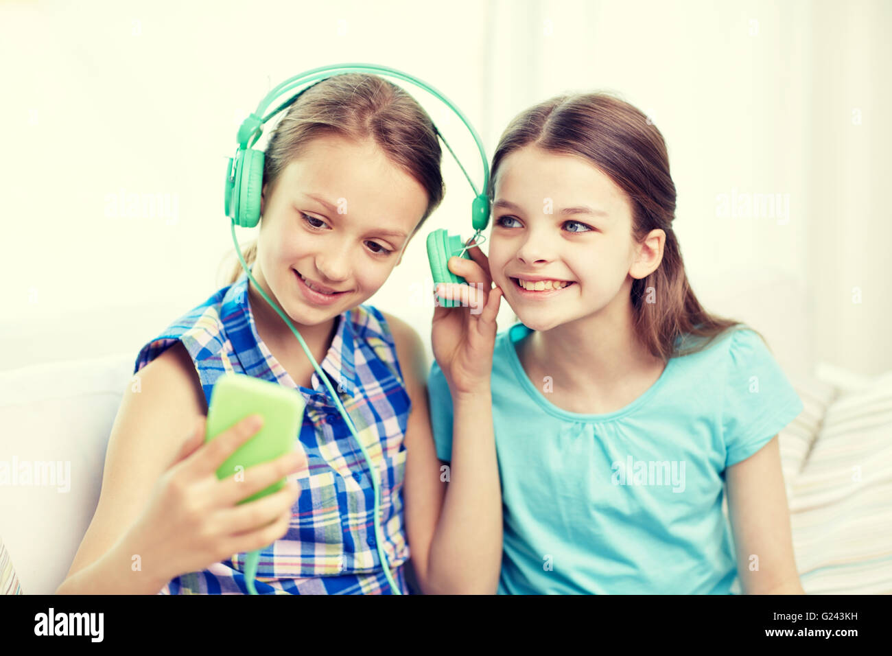 happy girls with smartphone and headphones Stock Photo - Alamy