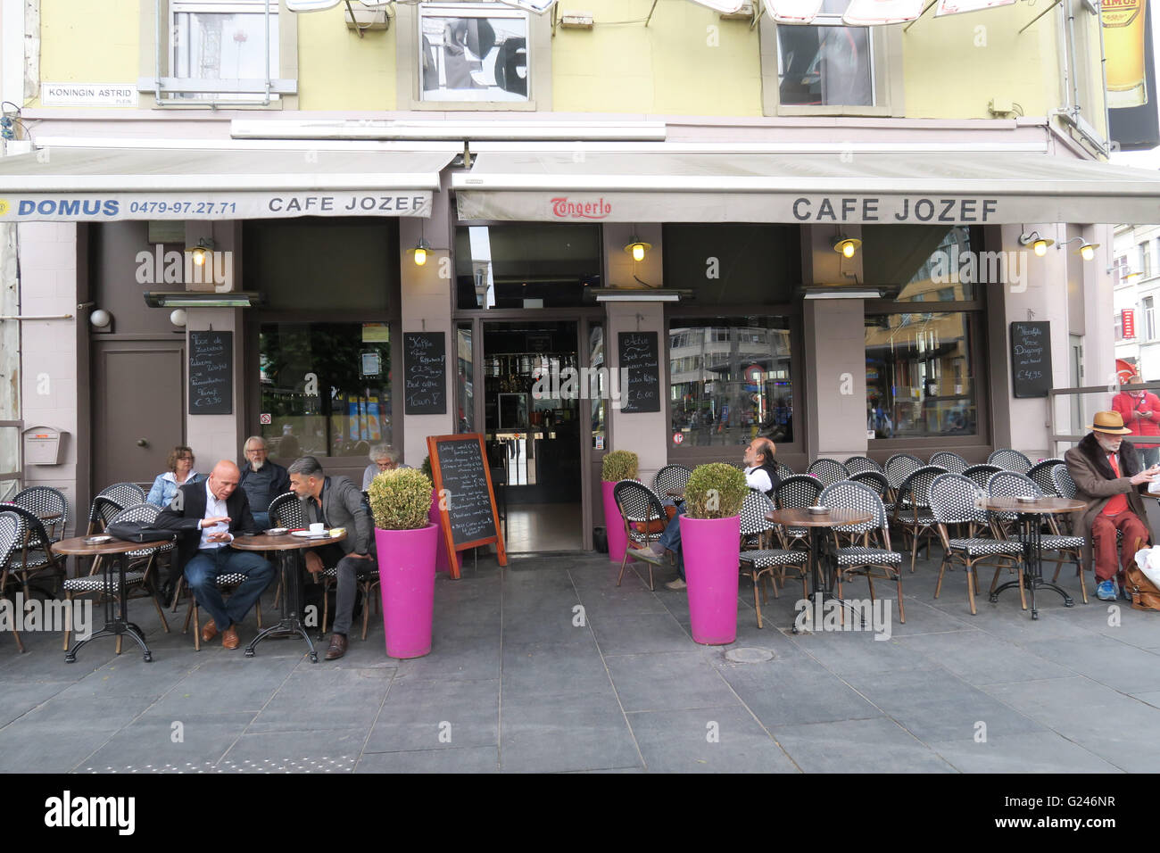 Pavement cafe cafes customers hi-res stock photography and images - Alamy